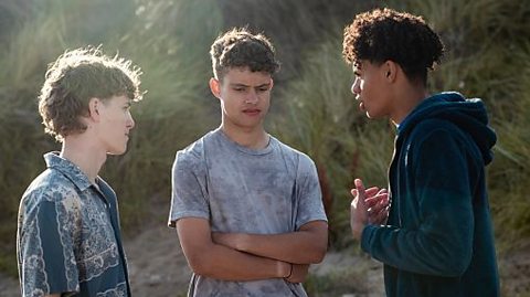 Supporting your teenager with friendship fall-outs - BBC Bitesize