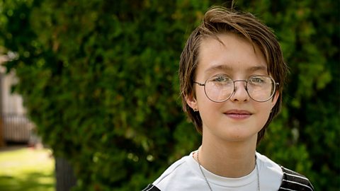 Describing yourself and family members in French - BBC Bitesize