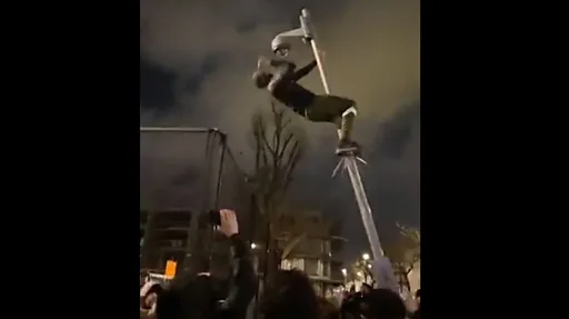 Covid: Curfew stays despite 'scum' riots in Dutch cities - BBC News