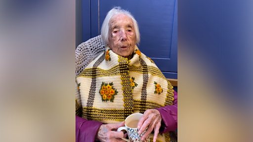 TikTok singer Amy Hawkins, 110, becomes viral sensation - BBC News