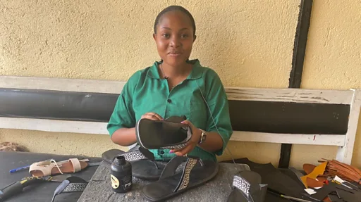 Sharifa Umubyeyi, nyiri atelier Cheka, avuga ko gukora inkweto ari ...