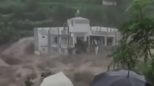 పాకిస్తాన్ వరదల్లో పడి కొట్టుకుపోతున్న భవనాలు... అల్లాడిపోతున్న జనం ...