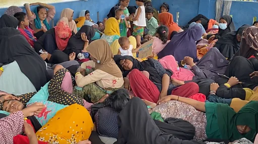 Pengungsi Rohingya di Aceh yang akan didorong kembali ke laut, akhirnya direlokasi ke ...