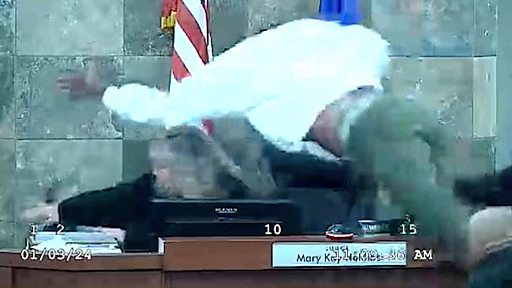 Mary Kay Holthus: Video show moment suspect jump on judge to attack am afta she deny am ...