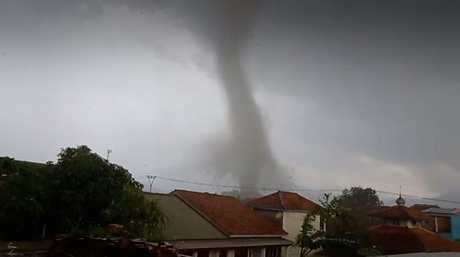 Tornado Bandung: Angin kencang di Rancaengkek, Jawa Barat: Tornado atau ...