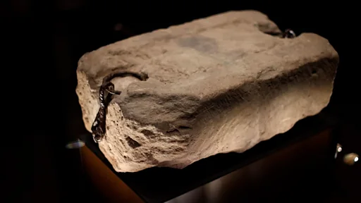 Stone of Destiny takes centre stage at new £27m Perth Museum - BBC News