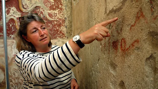 Pompeii: Breathtaking new paintings found at ancient city - BBC News