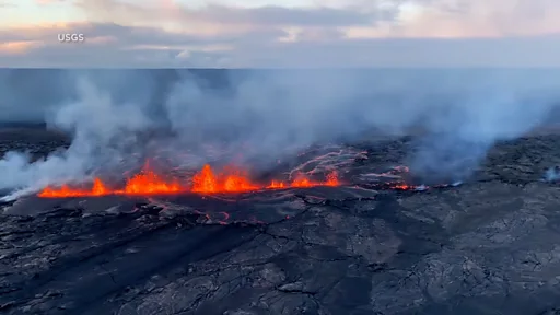 Kilauea volcano starts to erupt in Hawaii - CBBC Newsround