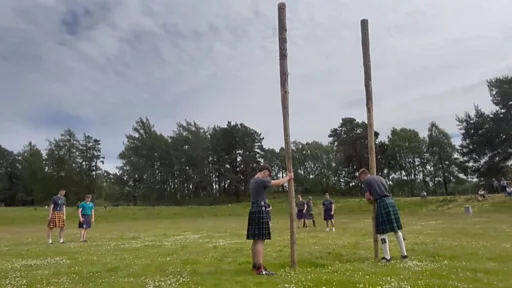 Highland teenager sets new caber tossing record - BBC News