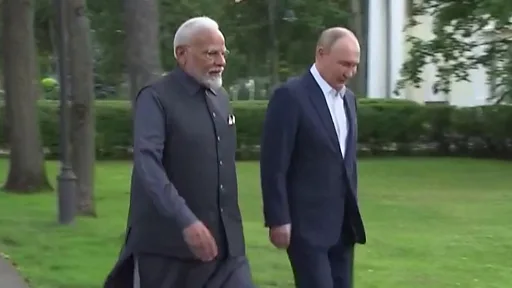 Modi in Russia: Indian PM's balancing act as he meets Putin - BBC News