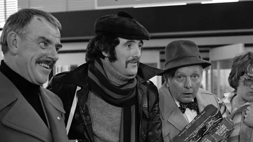 Grand Slam: Wales rugby film actor Dewi 'Pws' Morris dies at 76 - BBC News