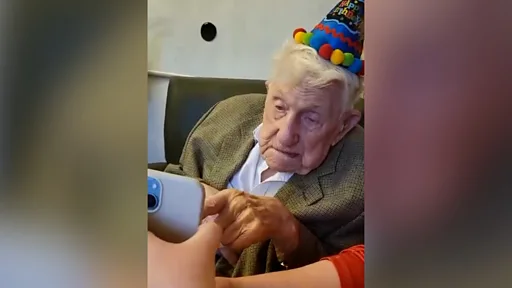 UK's oldest WW2 veteran Donald Rose dies, aged 110 - BBC News