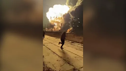 Veliki ukrajinski napad dronovima na Rusiju, pogođena rafinerija nafte - BBC News na srpskom