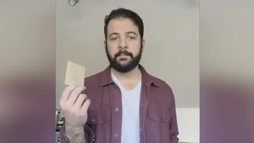 London Underground: Joshua Ford leaves notes of kindness - BBC News