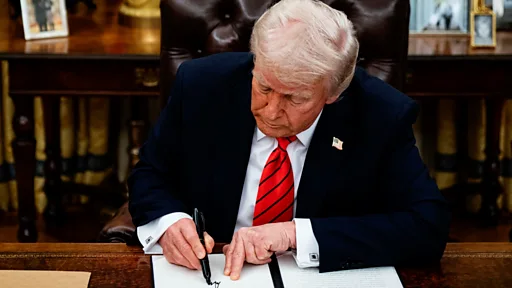 Donald Trump signs order shifting US back towards plastic straws - BBC News