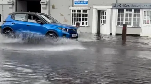 Mop up at pub after heavy rain causes Dunstable flooding - BBC News