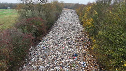 Trucks seen dumping mountain of waste in Kidlington for months - BBC News