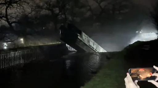 'Llangollen Canal collapse will massively affect business' - BBC News