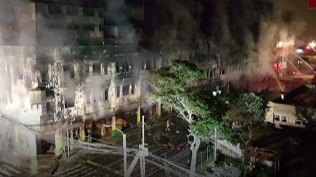 Rescatan los restos de dos jóvenes atrapados en contenedores de un ...