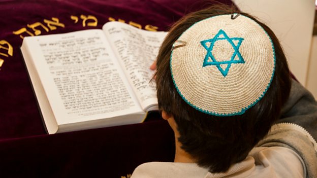 Worship in the synagogue - Practices in Judaism - GCSE Religious ...