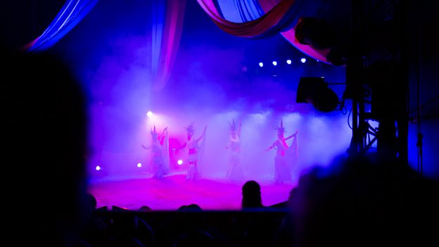 Scenic devices - set dressing and special effects - Set design ...