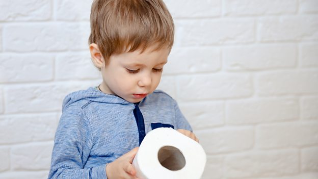 When to toilet train boys and girls? Helpful potty training tips - BBC ...