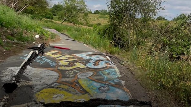 B4069 Lyneham Banks: Wonky road 'killing pub's trade' - BBC News