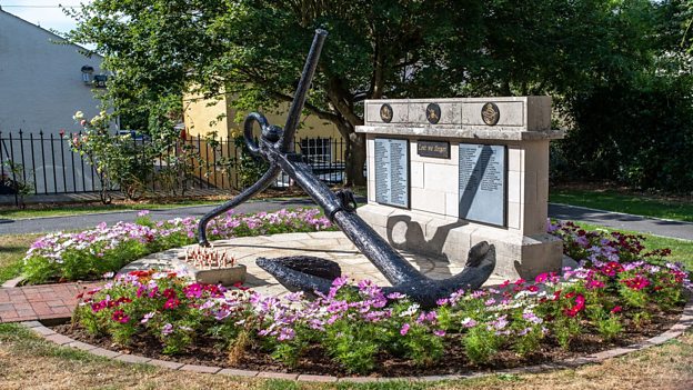 Remembrance Day: What the symbols and features on war memorials mean ...