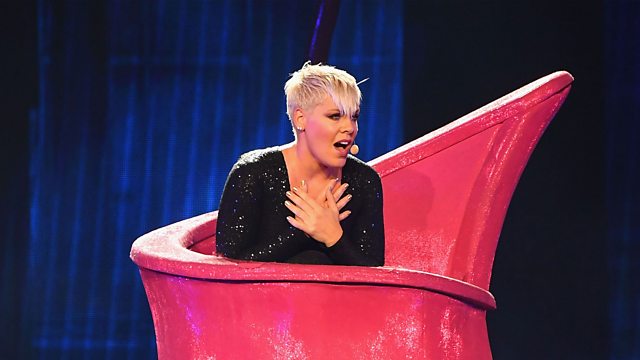 Pink stops gig to console grieving fan - Music News LIVE - BBC