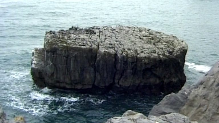 BBC Two - World Physical, Coastal landforms - blowholes and cliff slumping