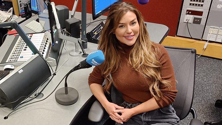 BBC Radio Solent - Lou Hannan, 08/12/2022, Eliza Rose Watson tells how ...