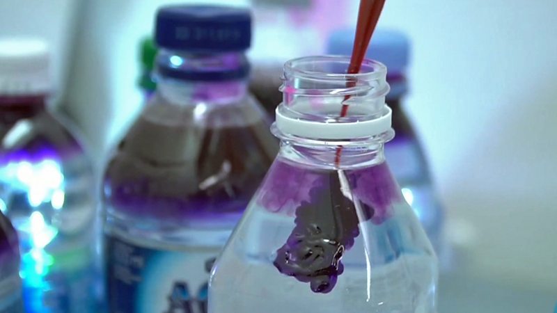 El "preocupante" hallazgo de partículas de plástico en botellas de agua ...