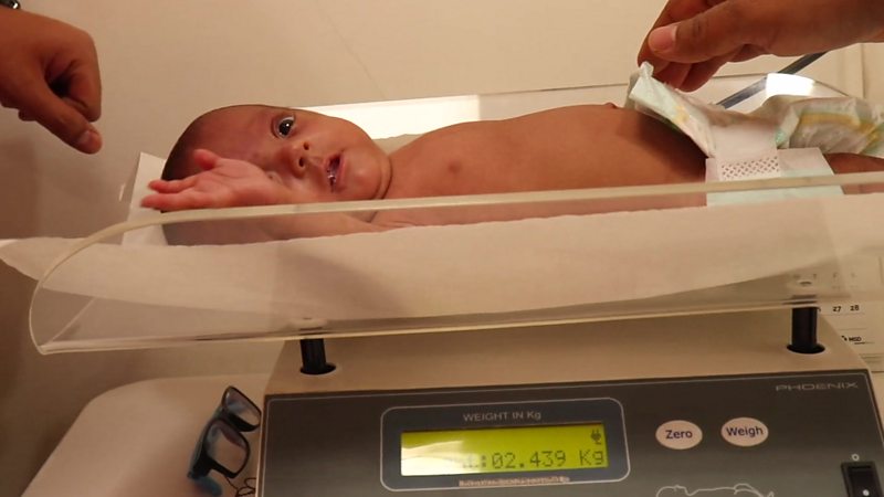 Bebê que nasceu com apenas 375 gramas na Índia vai, finalmente, para ...