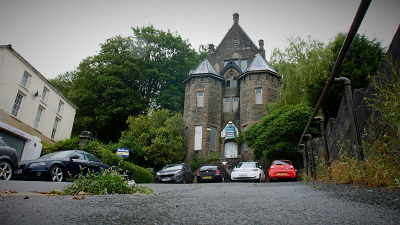 Lowry painting of Merthyr Tydfil synagogue sells for £277,000 - BBC News