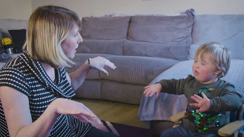 How babies use actions & gestures to communicate - BBC Tiny Happy People