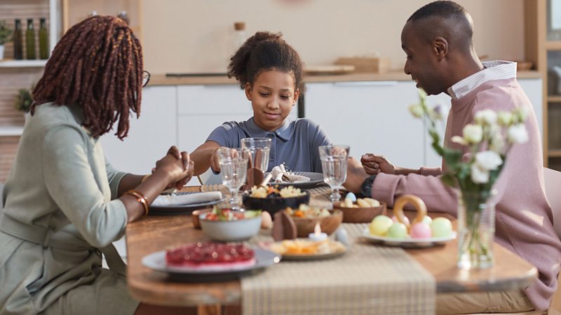 Why ‘social eating’ could help beat loneliness - BBC Food