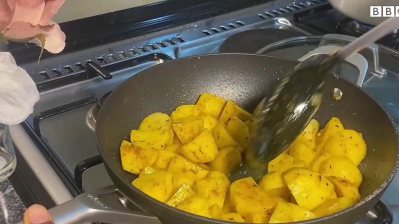 Girke-Girken Ramadan: Yadda ake dafa faten dankalin-turawa - BBC News Hausa