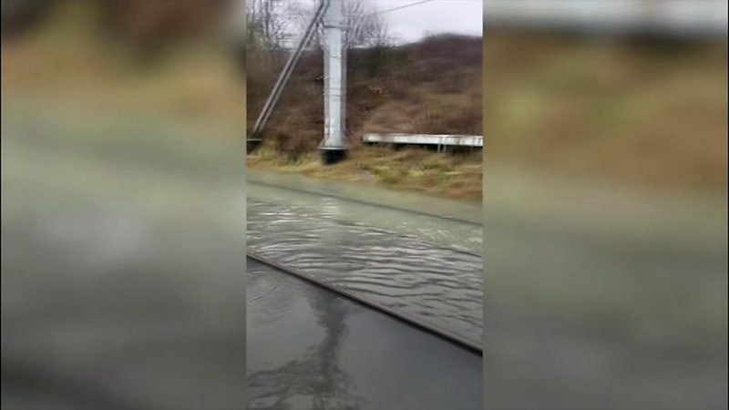 Heavy rain causes roads to flood and GWR rail disruption - BBC News