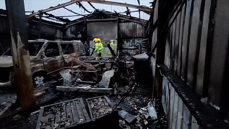 Bursledon: Firefighters tackle fire at farm barns - BBC News