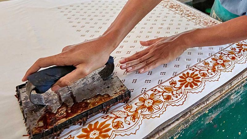 Batik - Dyeing - AQA - GCSE Art and Design Revision - AQA - BBC Bitesize