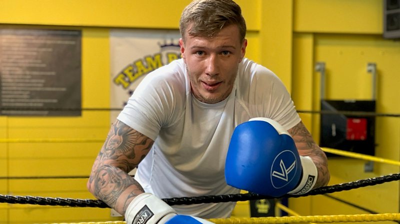 Amputee boxer Matt Edwards wants licence for amateur bouts - BBC News