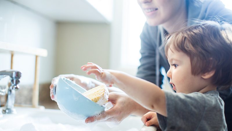Encouraging learning with water play - BBC Tiny Happy People