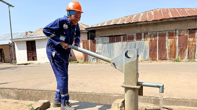 Matar da ke gyaran burtsatse don samar wa mutanenta tsaftataccen ruwa ...