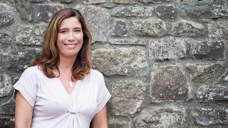 BBC Radio Cymru - Iola Wyn, 12/11/2012, Yn y gegin gyda Hazel Thomas