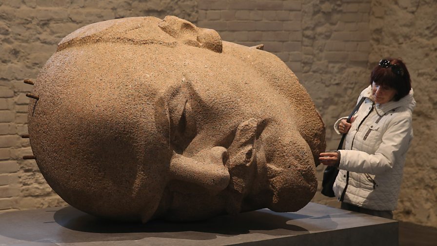 BBC World Service - The Why Factor, Statues: Why we put people on pedestals