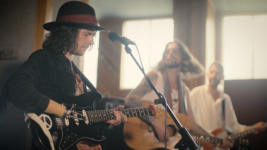 BBC Three - Amazing Humans, The guitar-playing musician born with just ...