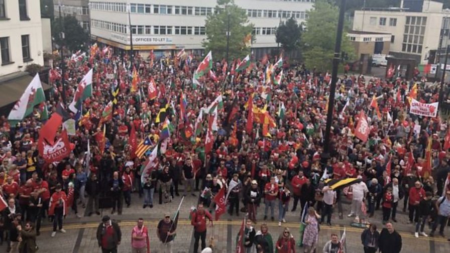 BBC Radio Cymru - Dros Ginio, Vaughan Roderick