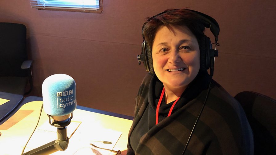 BBC Radio Cymru - Dros Ginio, Jennifer Jones