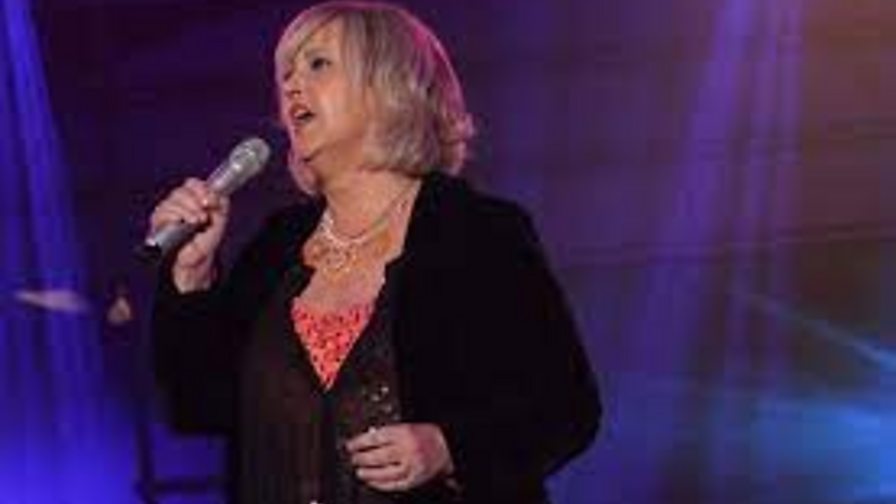 BBC Radio Cymru - Dros Ginio, Catrin Haf Jones, Lauren Hughes a'i mham ...