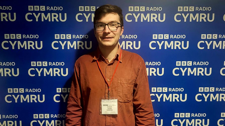 BBC Radio Cymru - Dros Ginio, Rhodri Llywelyn yn cyflwyno